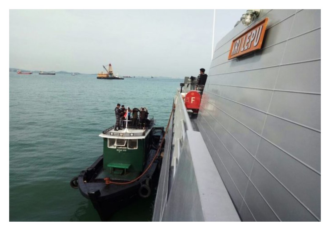 KRI LEPU-861 KOARMABAR TANGKAP KAPAL MUAT SOLAR ILEGAL DI SELAT RIAU ...