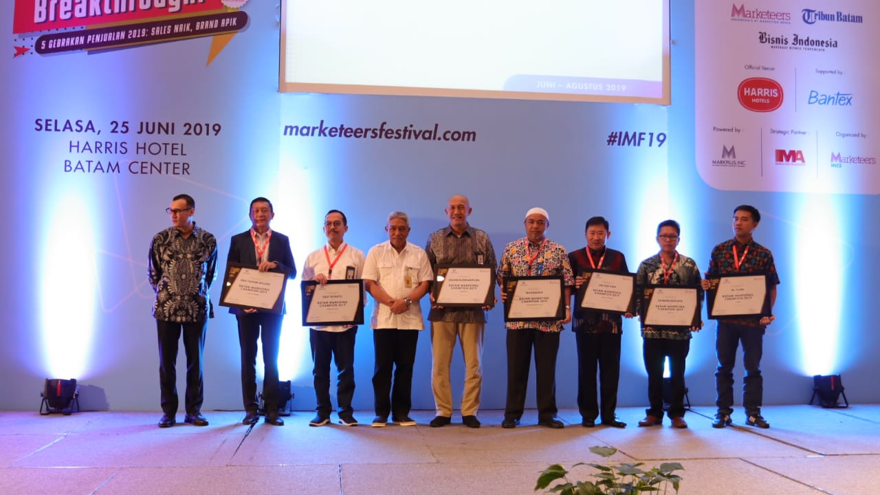 Direktur Utama bright PLN Batam, Dinobatkan Sebagai Marketing Champion ...