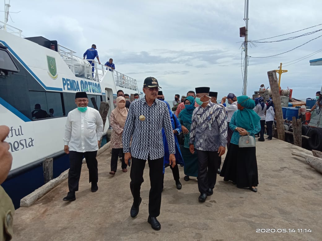 Kunjungi Midai, Bupati Natuna Bagikan Sembako kepada Masyarakat ...