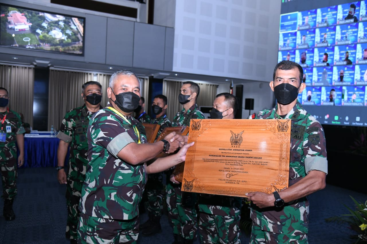 Kasau Berikan Penghargaan Pensertifikatan Tanah TNI AU kepada Lanud ...