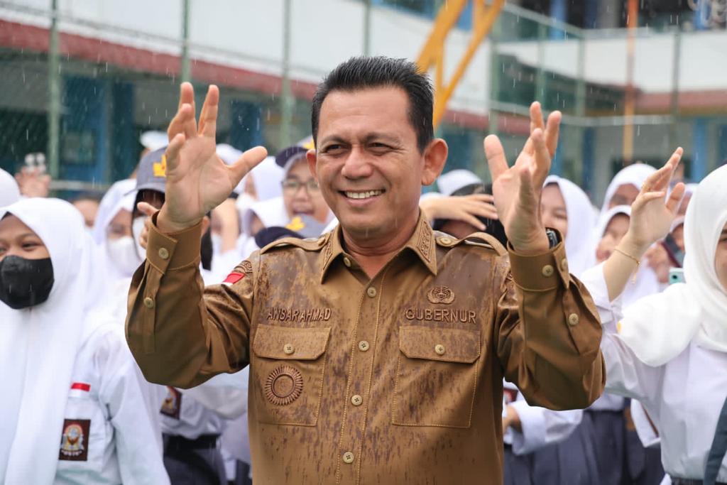 Berkunjung ke SMAN 3 Batam, Gubernur Ansar Himbau Pelajar Untuk Tekun ...