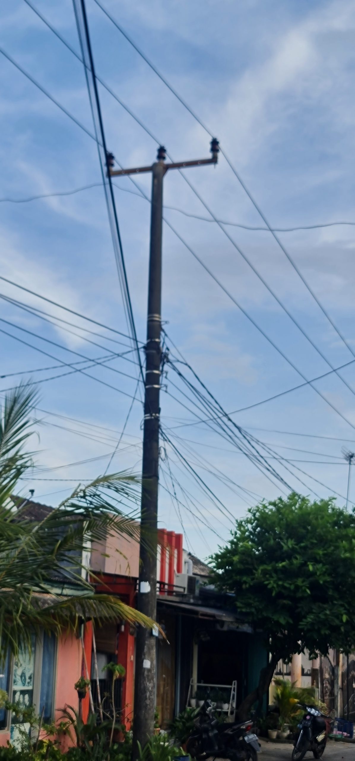 Akibat Kabel yang tak beraturan atau Semrawut di tiang pln batam ...