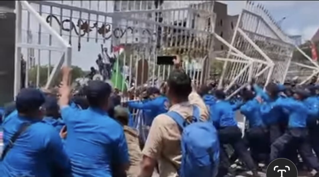 Aksi Demonstrasi Ribuan Masyarakat Adat Kota Batam Berakhir Ricuh di ...