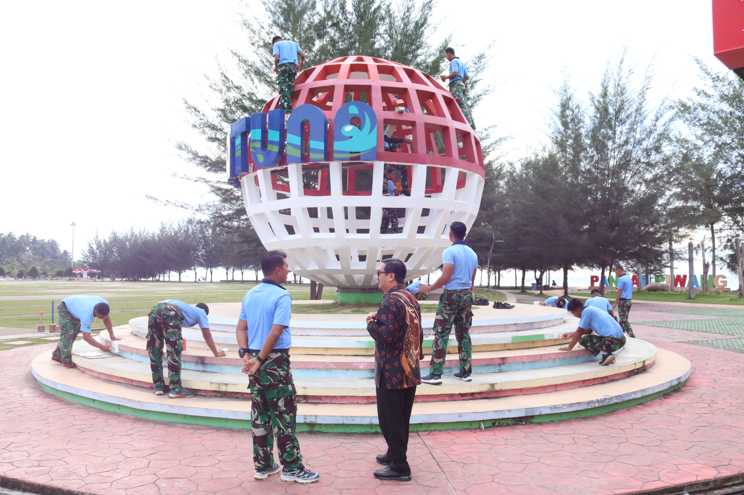 Lanud Raden Sadjad Natuna Percantik Pantai Piwang dengan Karya Bakti ...
