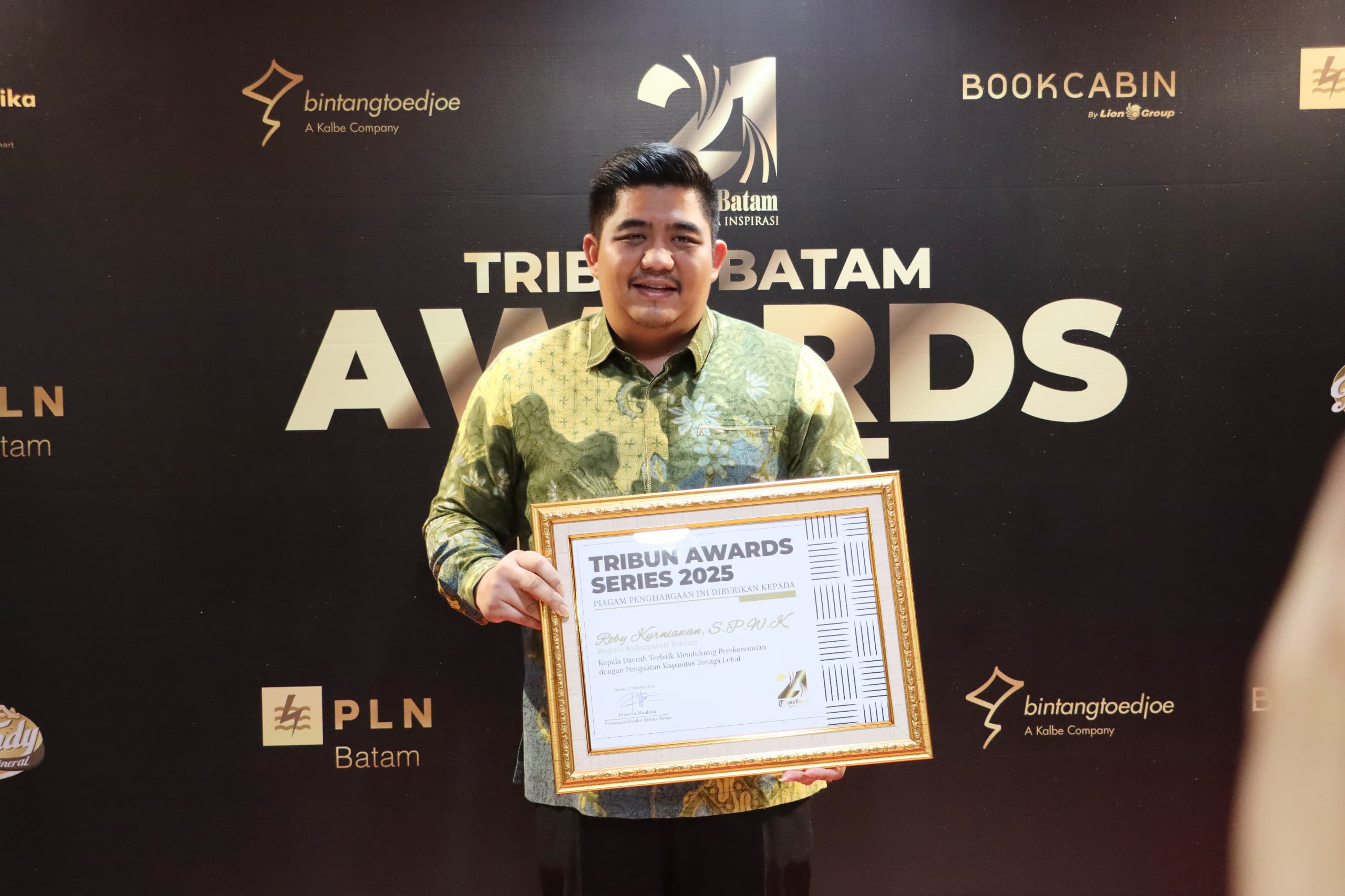 Prioritaskan Tenaga Kerja Lokal, Bupati Roby Terima Penghargaan Tribun ...